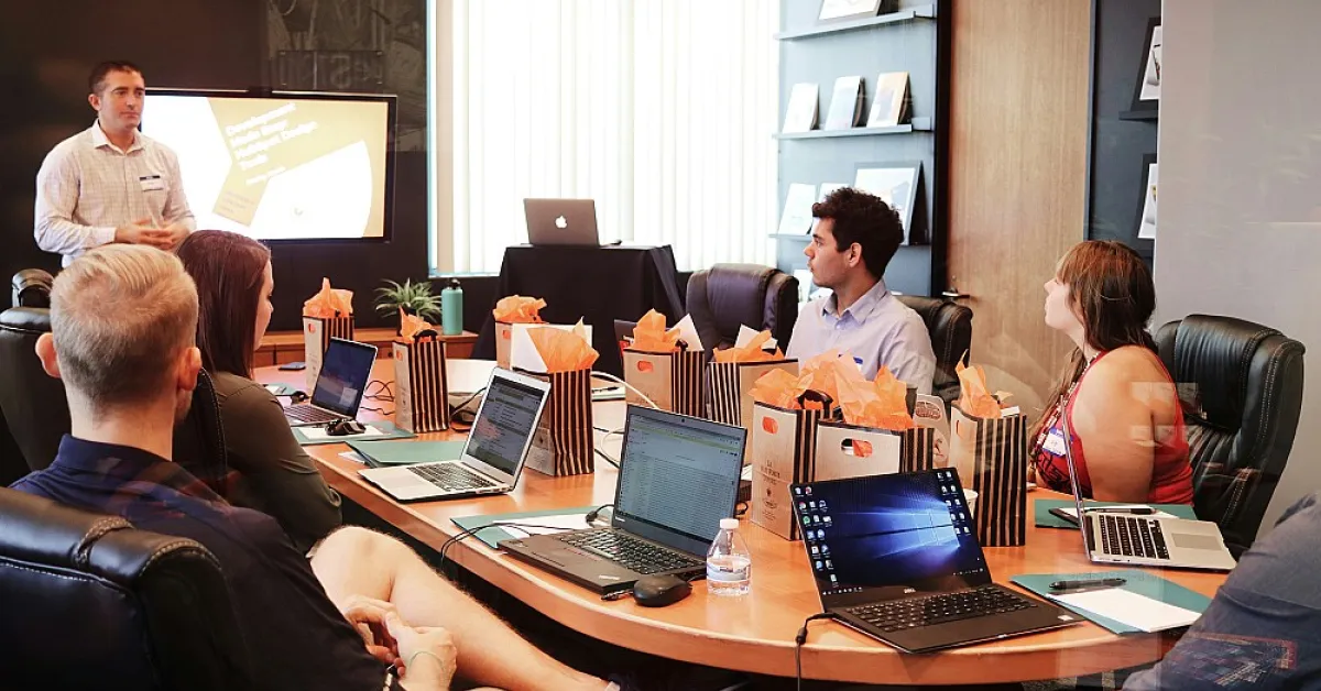 Choisir entre formation intra et inter en vente : avantages et limites